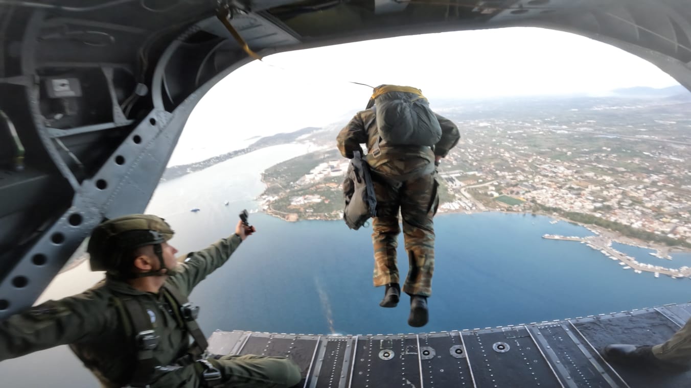 Άλμα με αλεξίπτωτο για τον Αρχηγό ΓΕΕΘΑ – DIPLOMATIC POINT