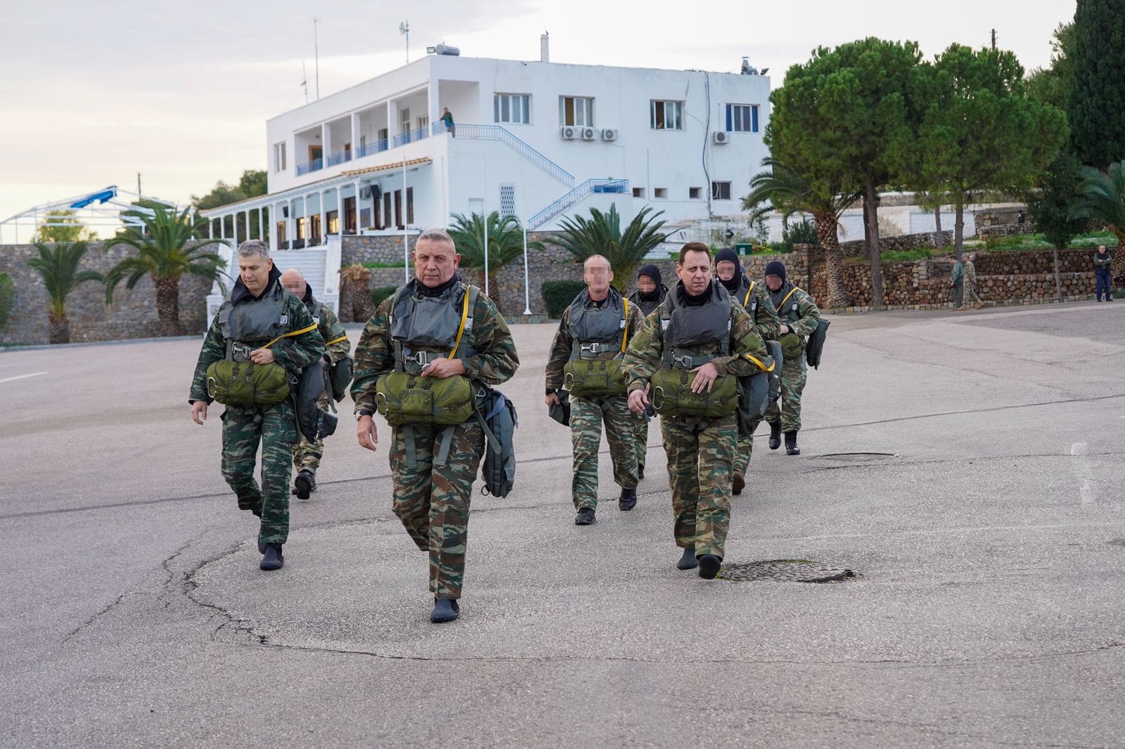 Άλμα με αλεξίπτωτο για τον Αρχηγό ΓΕΕΘΑ – DIPLOMATIC POINT