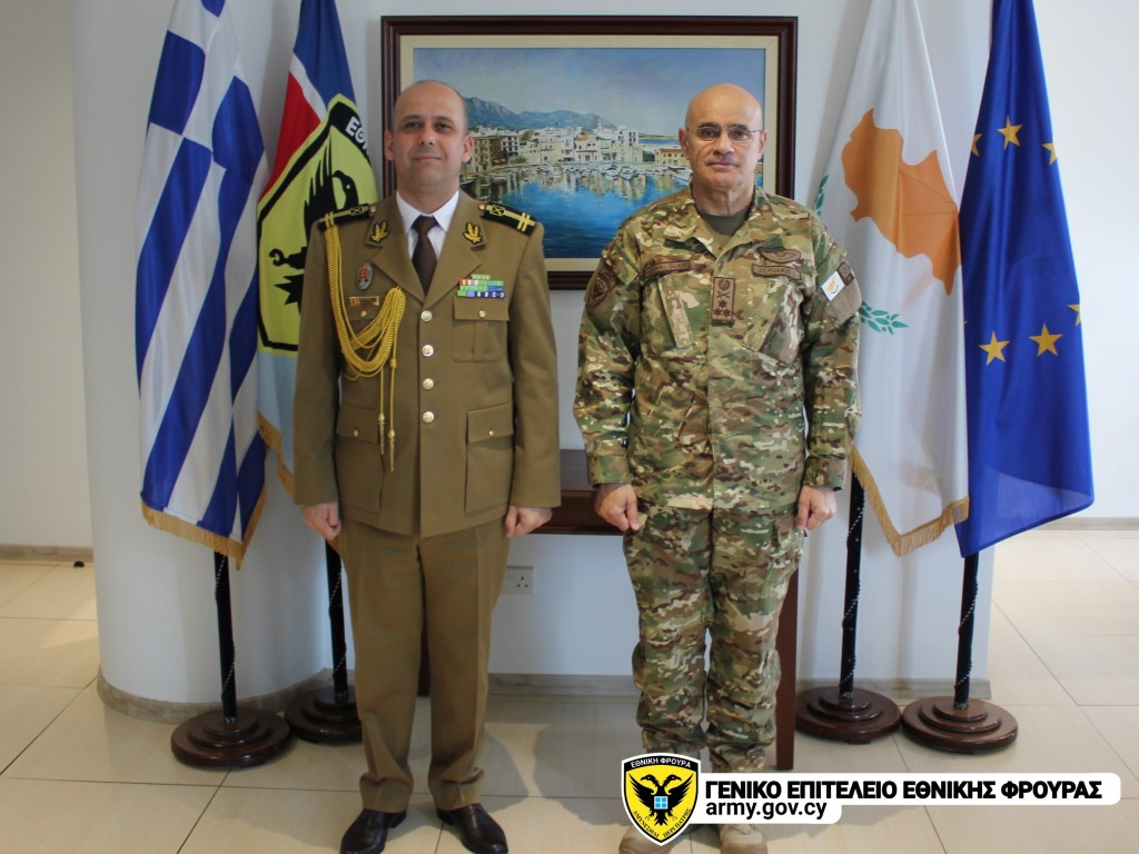 Αρχηγός Εθνικής Φρουράς και Ακόλουθος Άμυνας Ρουμανίας Τετ α τετ στο ...