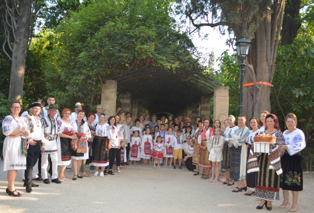 Η Παγκόσμια Ημέρα ρουμανικής παραδοσιακής φορεσιάς “IA” γιορτάστηκε ...