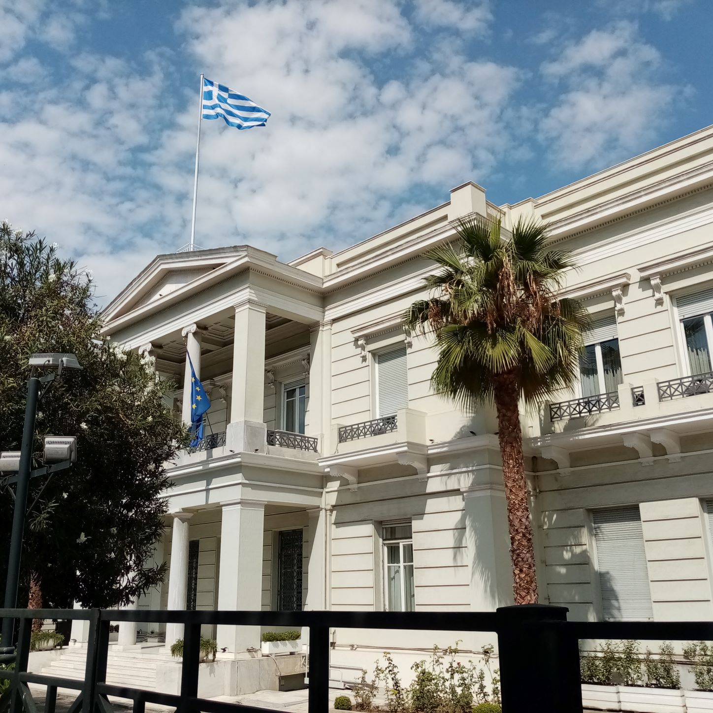 ΥΠΕΞ: Βαθιά οδύνη για την απώλεια ζωών από το πλήγμα στον Άγιο Πορφύριο ...